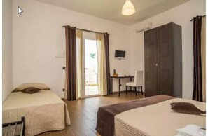 Quarto, no edifício anexo (Calabernardo- Viale Rosa Dei Venti) | Lençóis italianos Frette, camas de colchão Select Comfort, minibar 