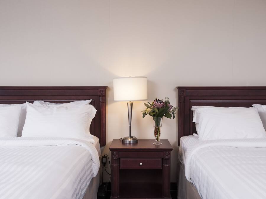 Quarto, 2 camas Queen (Queen) | Roupas de cama premium, camas Select Comfort, escrivaninha