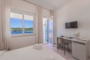 Lençóis italianos Frette, cofres nos quartos, escrivaninha