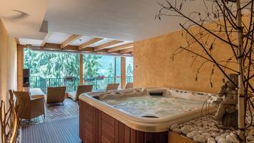 Banheira de hidromassagem interior