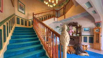 Quartos à prova de som, ferros/tábuas de passar roupa, Wi-Fi de cortesia