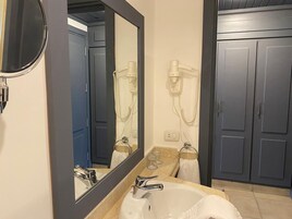 Quarto superior | Banheiro | Chuveiro, produtos de toalete grátis, secador de cabelo 