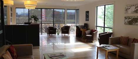 Área de estar no saguão