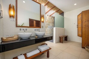 Royal Bungalow | Casa de banho | Artigos de higiene pessoal grátis, um secador de cabelo, chinelos 