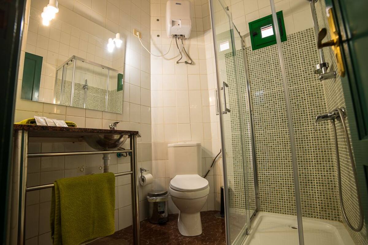 Quarto triplo | Banheiro | Chuveiro, toalhas de banho