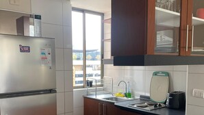 Geladeira, micro-ondas, chaleira elétrica