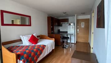 Apartamento Básico, 1 quarto (3 people) | Cozinha privada | Um frigorífico, um micro-ondas, uma chaleira elétrica