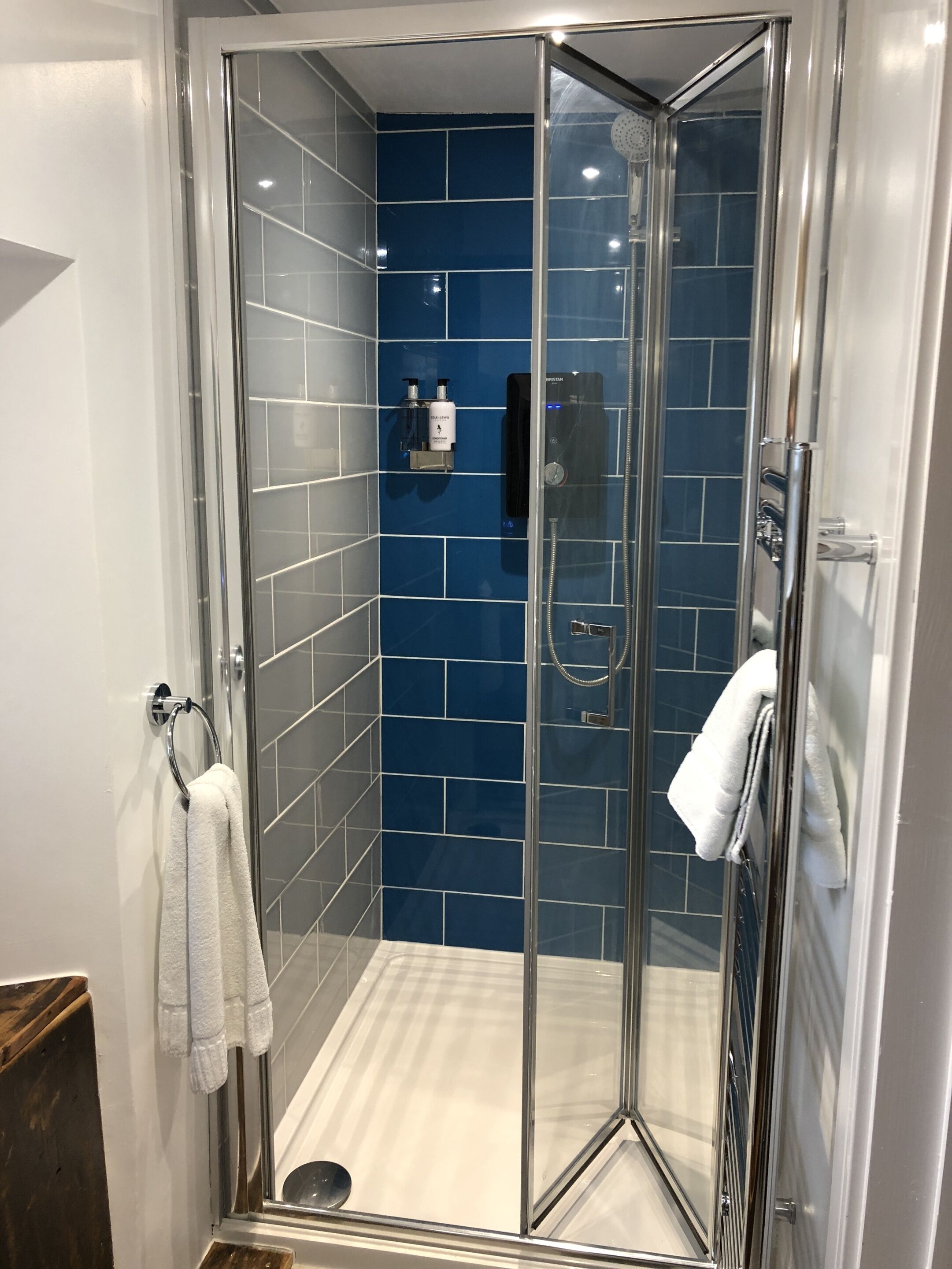 Quarto Duplo Standard, casa de banho anexa | Casa de banho | Artigos de higiene pessoal grátis 