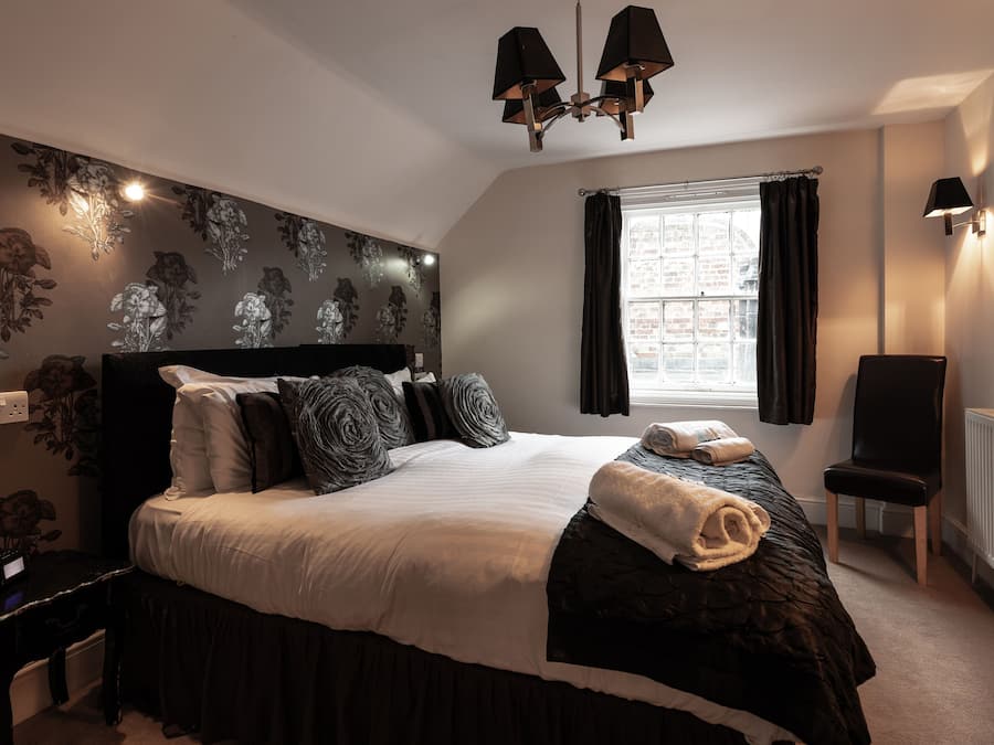 Quarto Duplo | Cofre no quarto, com decoração personalizada