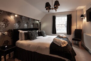 Quarto casal | Cofres nos quartos, individualmente decorados