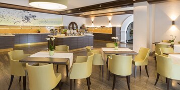 Pequeno-almoço tipo buffet diário mediante uma taxa 