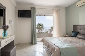 Family Room (4 People) | Secretária, roupa de cama fornecida 