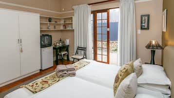 Quarto Twin Standard | Minibar, cofre no quarto, secretária, Wi-fi grátis