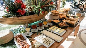 Café da manhã com buffet grátis todos os dias