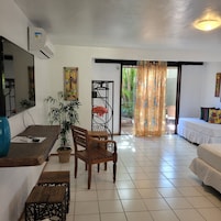 Quarto Superior com Varanda | Frigobar, cofres nos quartos, Wi-Fi de cortesia, roupa de cama