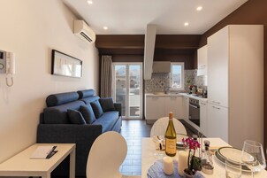 Suíte romântica | Área de estar | TV LCD 32 polegadas com canais digitais, TV