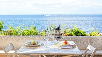2 restaurantes: servem pequenos-almoços, almoços e jantares