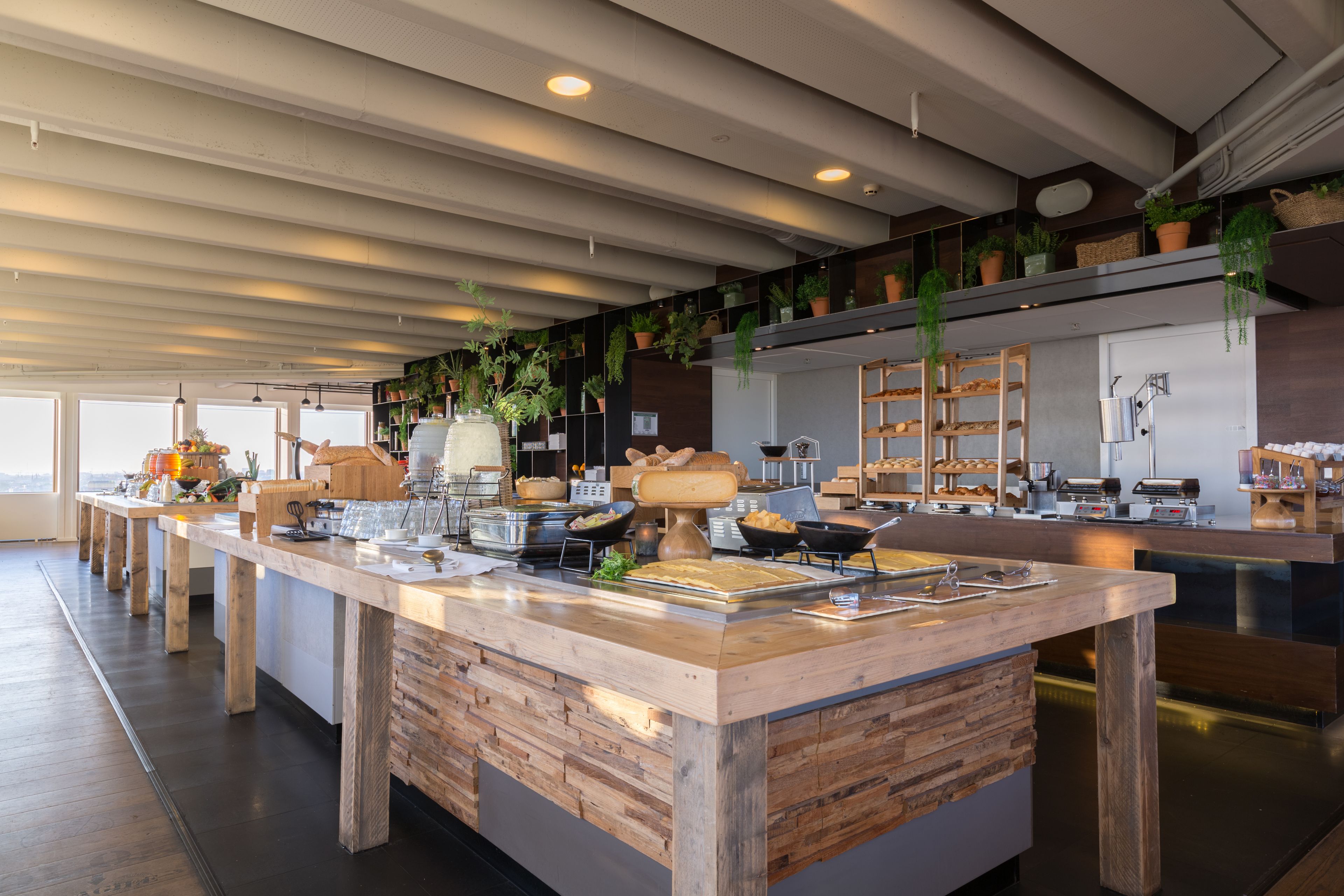 Pequeno-almoço tipo buffet diário mediante uma taxa 