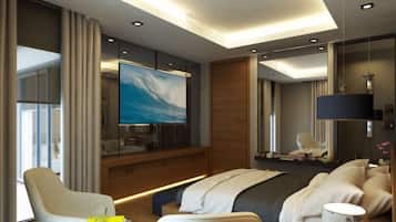 Quarto de hotel moderno com uma cama grande, televisão de tela plana, área de estar com mesa e uma janela ampla.