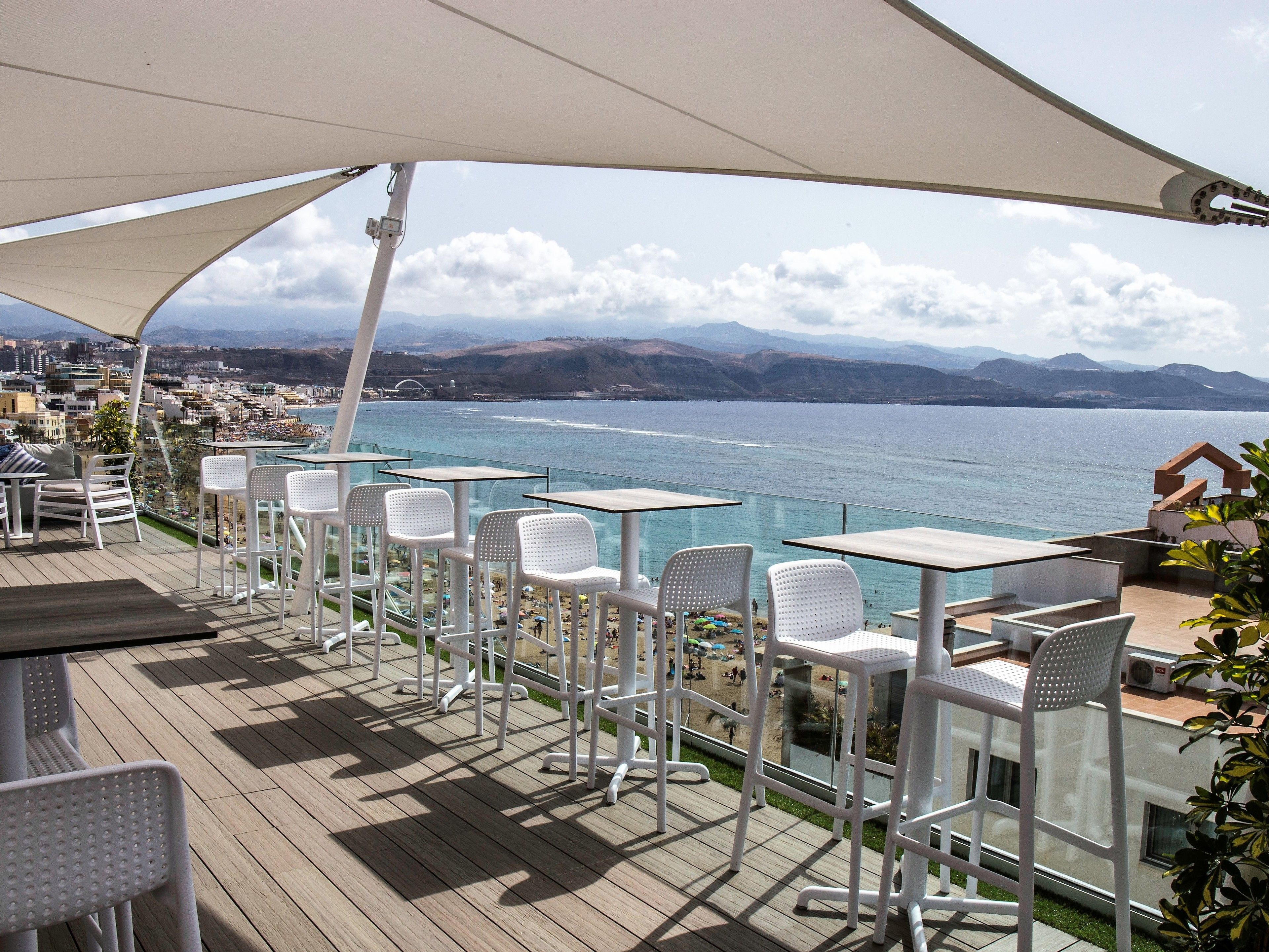 Bar de coquetéis, vistas para a praia, aberto todos os dias