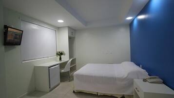 Quarto solteiro | Roupas de cama antialérgicas, frigobar, cofres nos quartos, escrivaninha