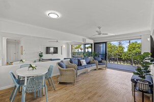 Spinnaker 2 Bedroom, Level 2 (No Parking - External Apartment) | Sala de estar | TV de ecrã plano 