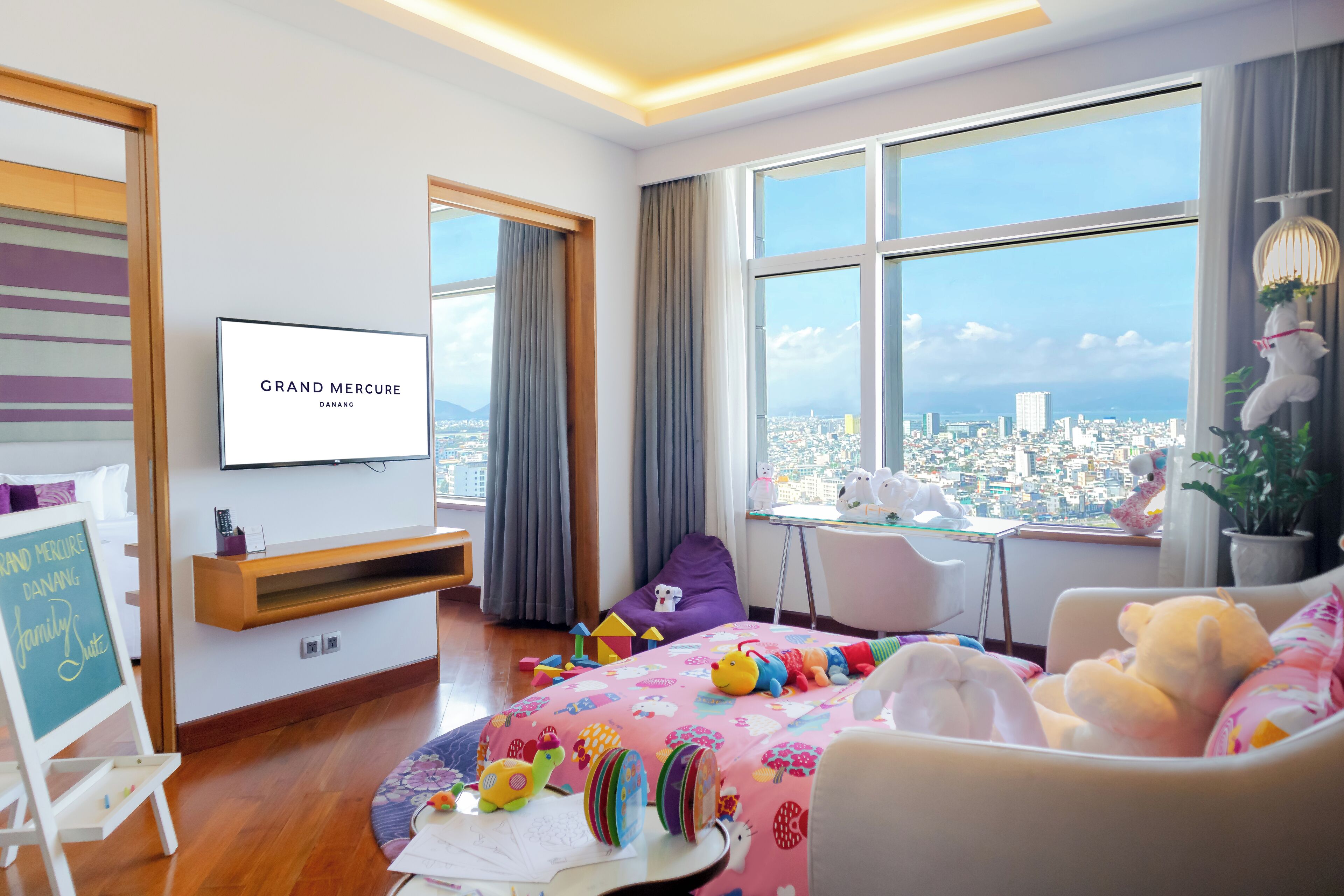 Cofre no quarto, secretária, cortinas/cortinados opacos 