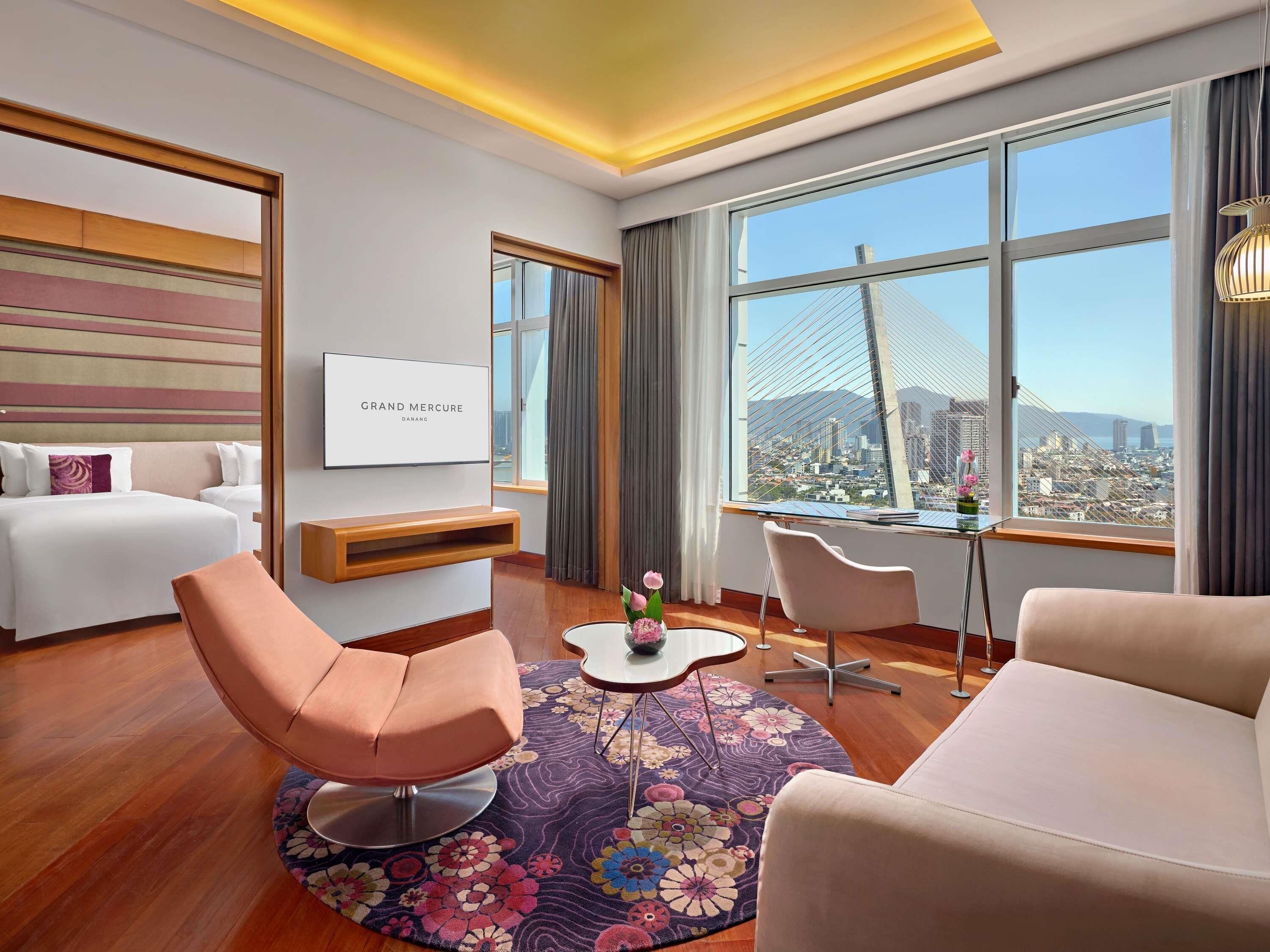 Suite, 2 camas individuais, vista para o rio | Cofre no quarto, secretária, cortinas/cortinados opacos 