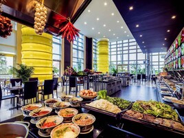 3 restaurantes: servem almoços e jantares