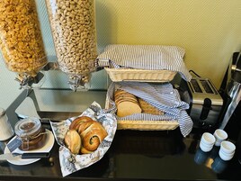 Café da manhã com buffet grátis todos os dias