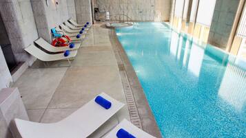 Piscina interior, nadadores-salvadores no local