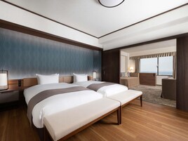 Quarto Privilege, Suite Júnior, várias camas, vista para o mar | Edredões de penas, cofre no quarto, secretária, Wi-fi grátis 