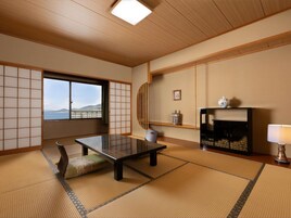 Suite Deluxe, várias camas, vista para o mar | Edredões de penas, cofre no quarto, secretária, Wi-fi grátis 