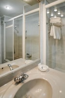 Quarto duplo standard | Banheiro | Banheira de imersão, chuveiro com efeito de chuva