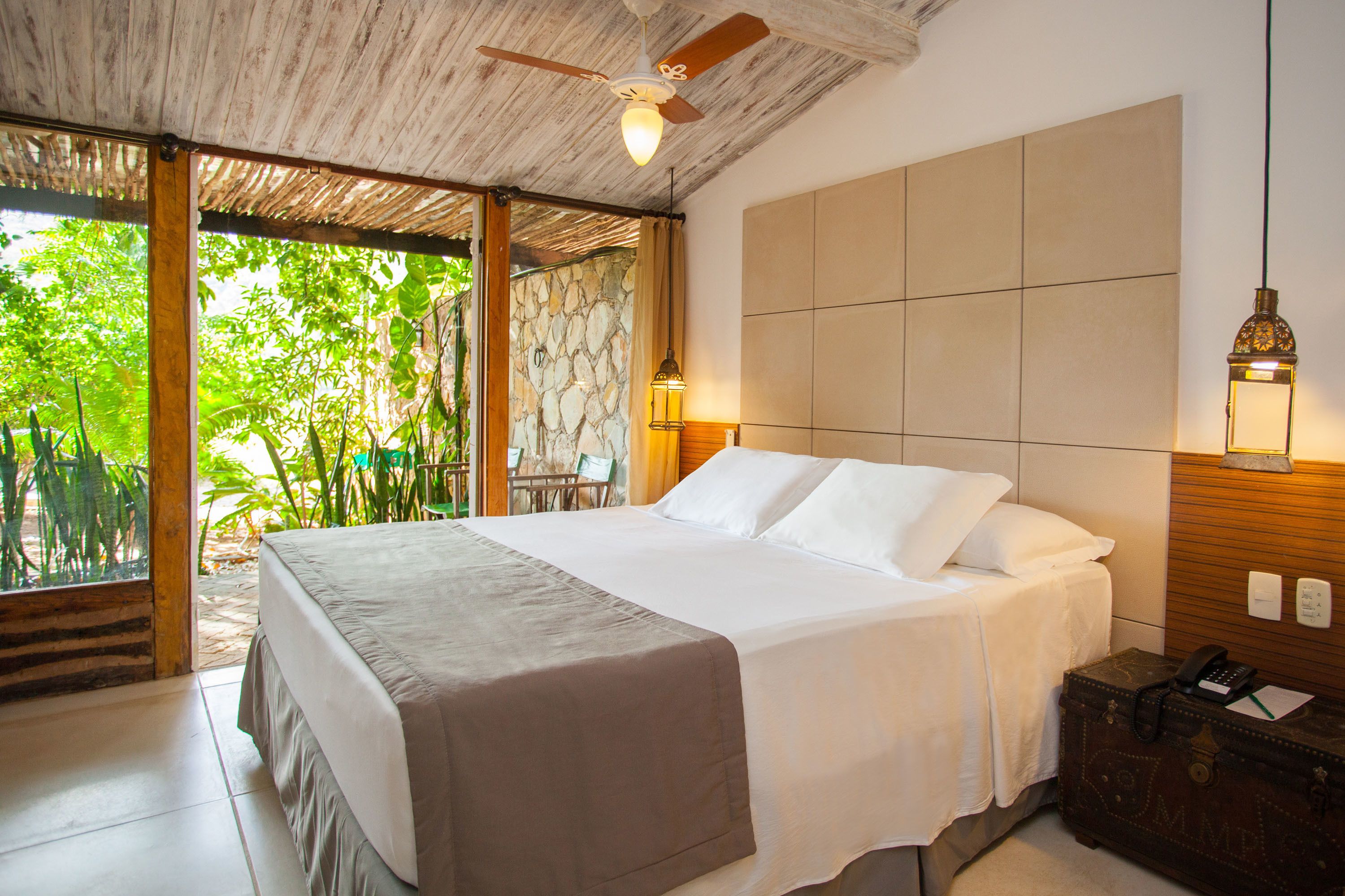 Frigobar, cofres nos quartos, escrivaninha, cortinas blackout