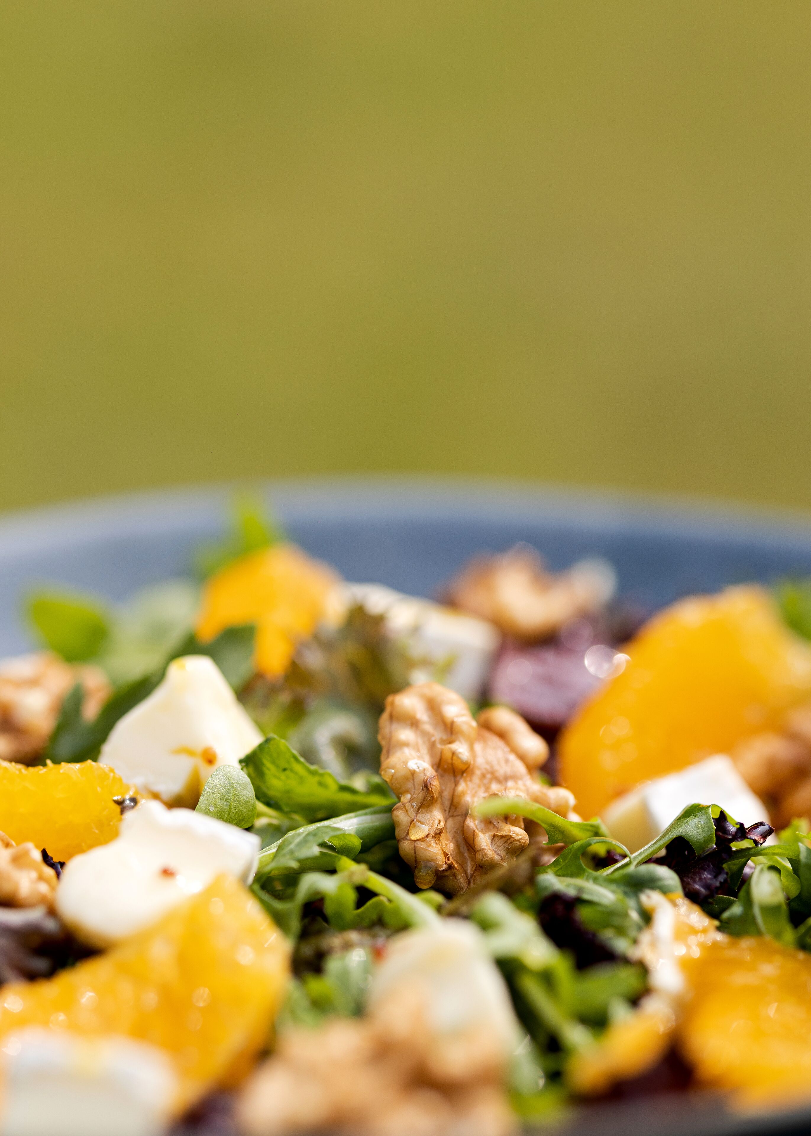 Close-up de uma salada com diversos ingredientes.