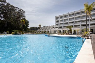 Piscina exterior, guarda-sóis, espreguiçadeiras 