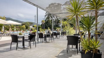 Bar à beira da piscina