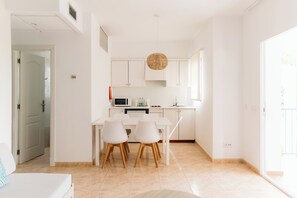 Apartamento, 2 quartos | Cozinha privada | Chaleira elétrica, torradeira