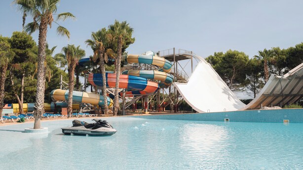 Um parque aquático com vários toboáguas e uma área de piscina.