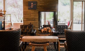 2 restaurantes, é servido café da manhã