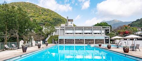 Piscina exterior, guarda-sóis, espreguiçadeiras