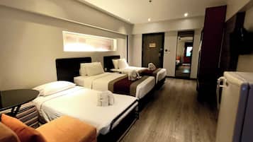 Superior Classic Twin with Extrabed | Frigobar, cofres nos quartos, escrivaninha