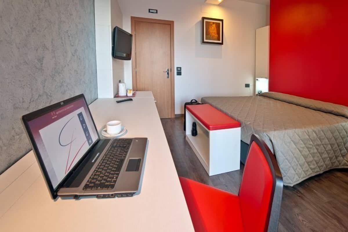 Quarto casal standard | Frigobar, cofres nos quartos, escrivaninha, quartos à prova de som