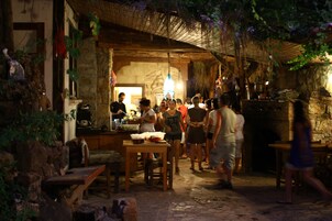 Pequenos-almoços, almoços, jantares servidos, junto à piscina 