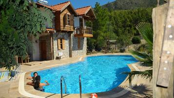 Piscina exterior, guarda-sóis, espreguiçadeiras