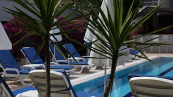 Piscina externa, guarda-sóis, espreguiçadeiras