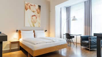 Quarto casal standard | Roupas de cama antialérgicas, cortinas blackout, Wi-Fi de cortesia