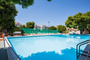 2 piscinas exteriores, guarda-sóis, espreguiçadeiras