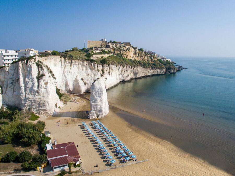 Uma praia privada nas proximidades, praia de areia branca